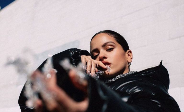 Esta es la delicada zona en la que se hizo su nuevo tatuaje Rosalía ...